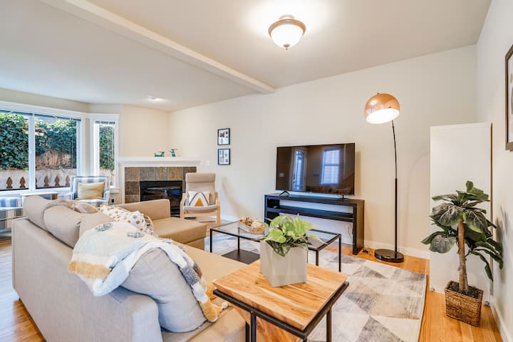 Perch - Walk To Lake Union! Spacious 3br/3.5ba W/ Garage - Kenmore, WA
