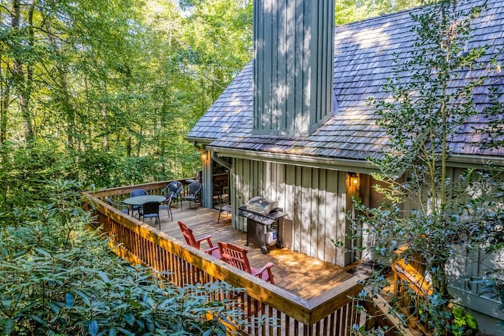 Dog-friendly Woodland 2br With Deck & Forest View - Cashiers, NC