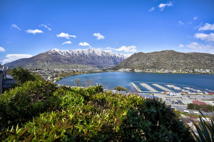 Remarkable Views 3 Bedroom - Lake & Mountain Views - Queenstown