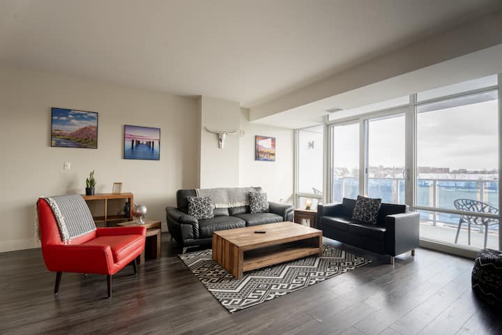 Chic 3br Apt With City Views And Gym - Halifax