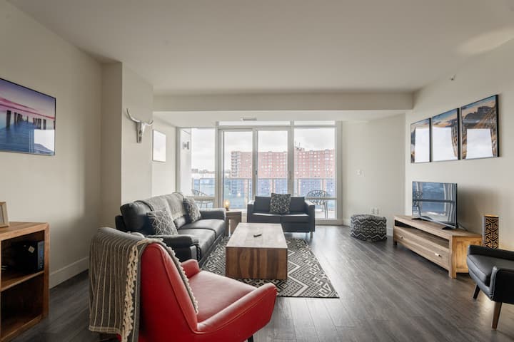 Chic 3br Apt With City Views And Gym - Halifax