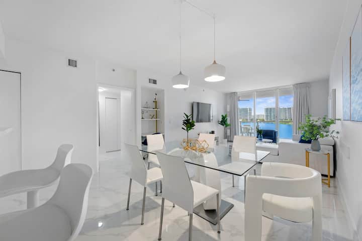 Incredible Bayfront Classy Apt| Walk To Beach - Sunny Isles Beach, FL