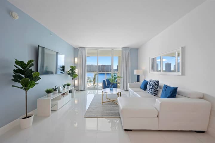 Incredible Bayfront Classy Apt| Walk To Beach - Sunny Isles Beach, FL