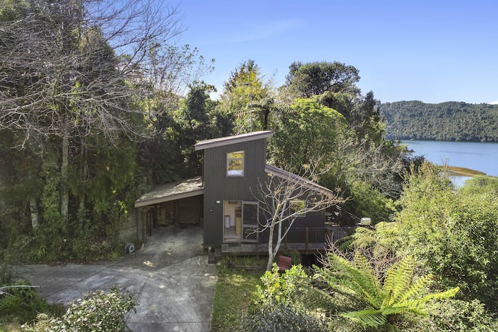 Kundaniwas | Lake Okareka Tiny House + Lake Views - Rotorua