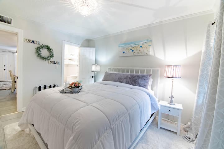 Coastal Retreat Just Steps From The Beach Sleeps 4 - Jacksonville Beach, FL