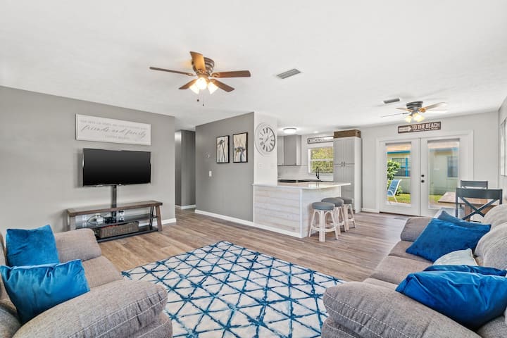 Sunny Daze Cottage - Three Bedroom - Short Walk - Laguna Beach, FL