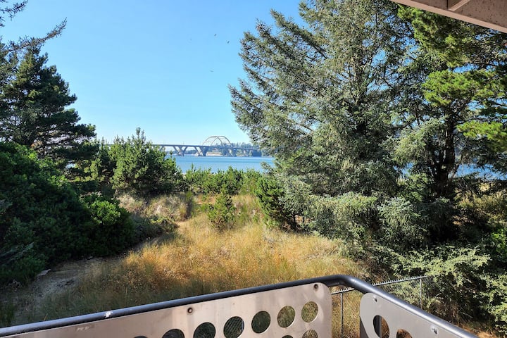 Hot Tub! Dog Friendly! ~Camp Bridgeview - Waldport, OR