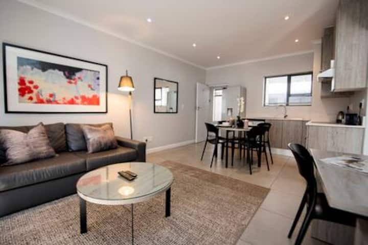 2 Bedroom Unit - 7 Minutes From Sandton City - Sandton