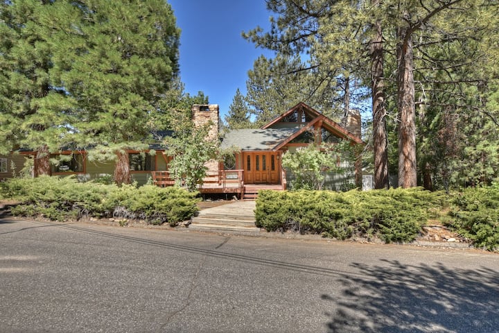 Crystal Lake Inn By Destination Big Bear : Pool Table! Foosball! Air Hockey! Master Suite! Deck! Bbq! - California