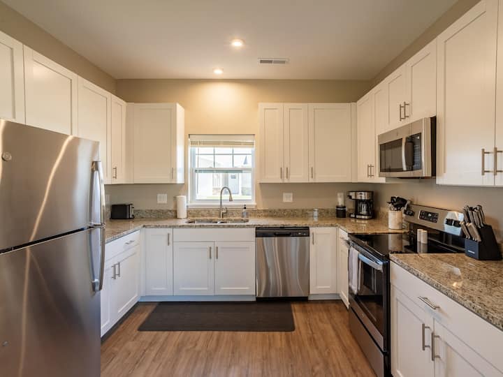 Modern 2br + 2ba New Build Condo W/ Garage & Patio - Wyoming