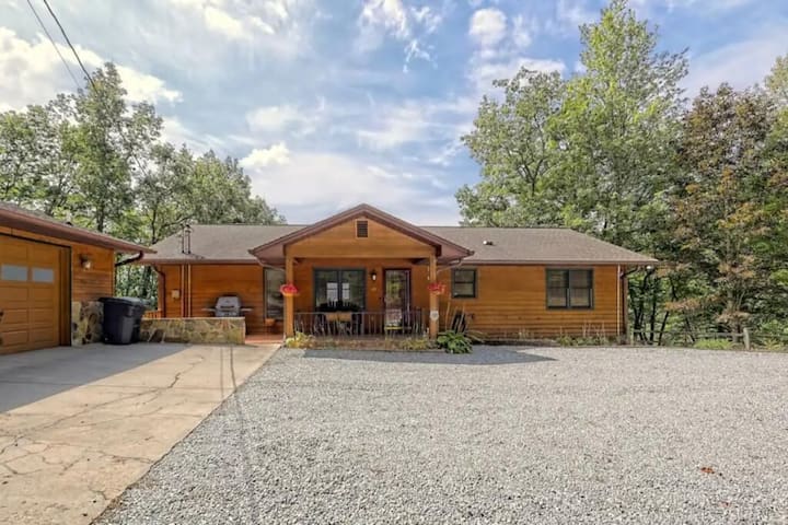 5br Mtn Retreat W/ Stunning Views & Dual Kitchens - Franklin, NC