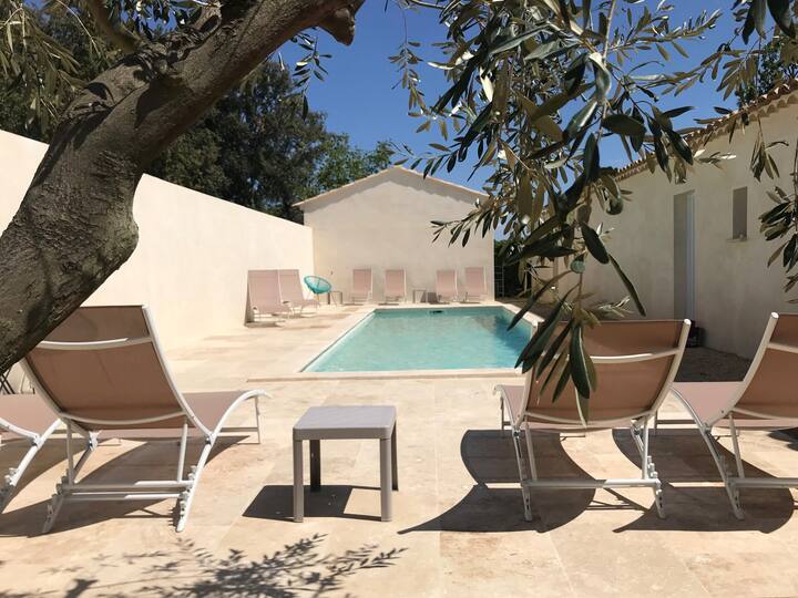 Le Mazet Des Lauriers à Uzès - Gîte Avec Jacuzzi - Uzès