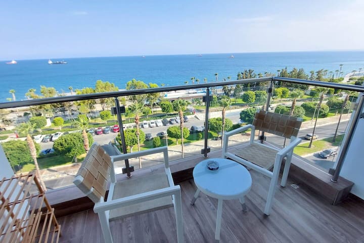 Front-line 2 Bedroom, 2 Bath Apt - Limassol Molos - Limassol