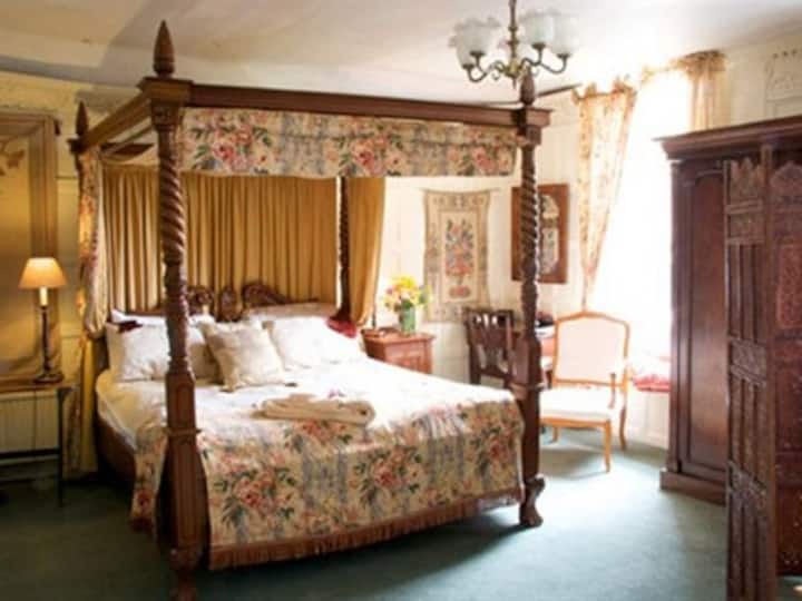 The Panel Room Double Ensuite At Compton House - Weston-super-Mare
