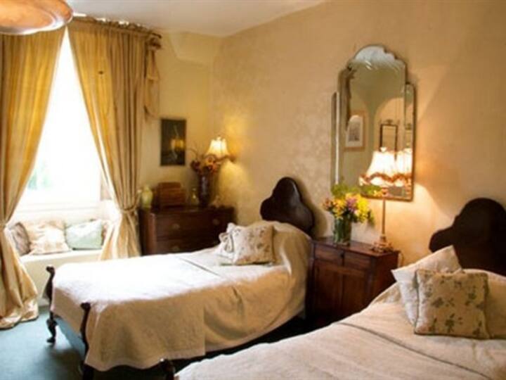 The Fry Room Twin Ensuite At Compton House - Weston-super-Mare