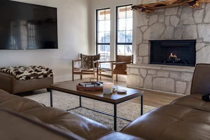 Luxury Ranch Retreat Pool, Sleeps 18 - Driftwood, TX