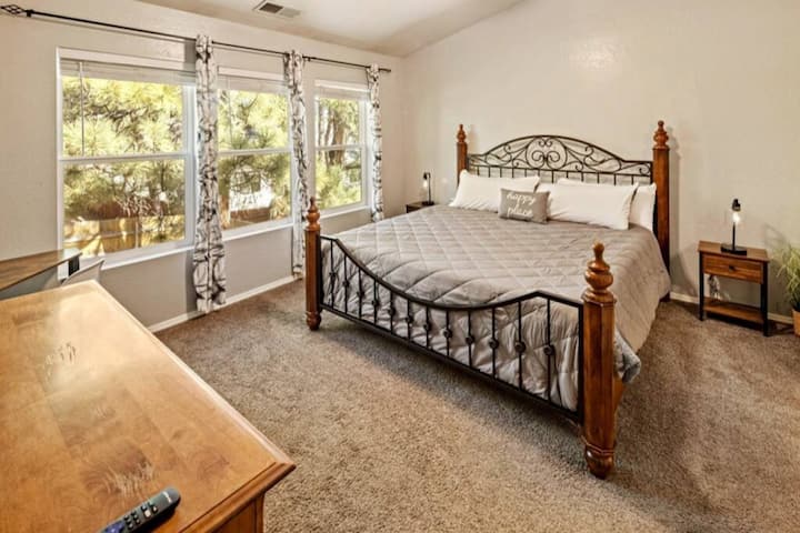 Mountain Retreat ~King Bed ~Fireplace ~Game Table - Flagstaff, AZ