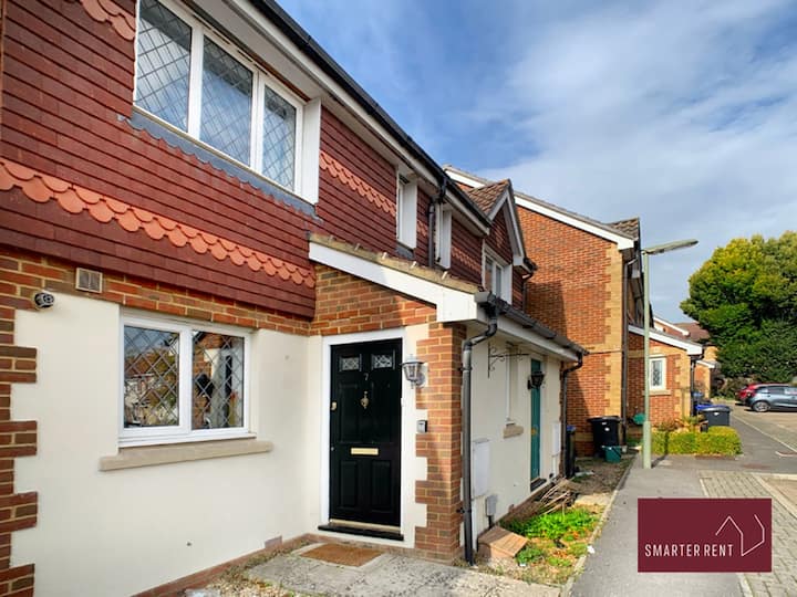 Woking - Garden, Parking, Pets Welcome - Woking