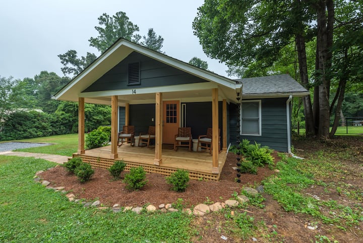Peach & Pine Cottage | Pet Friendly | Hot Tub - Black Mountain, NC