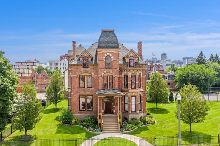 The Lucien: Historic Condo In Heart Of Brush Park - Detroit, MI