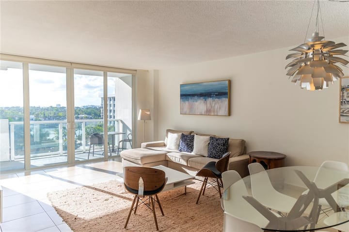 Charming 2 Bedroom On The Beach With Parking - Miami Beach, FL