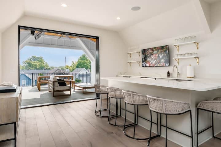 Luxury New Build W/ Theater Room & Rooftop Terrace - Columbus, OH