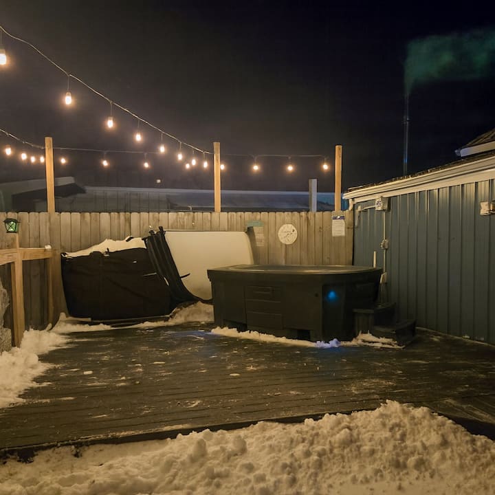 Hot Tub & Firepit | Your Winter Blues Retreat - Ohio
