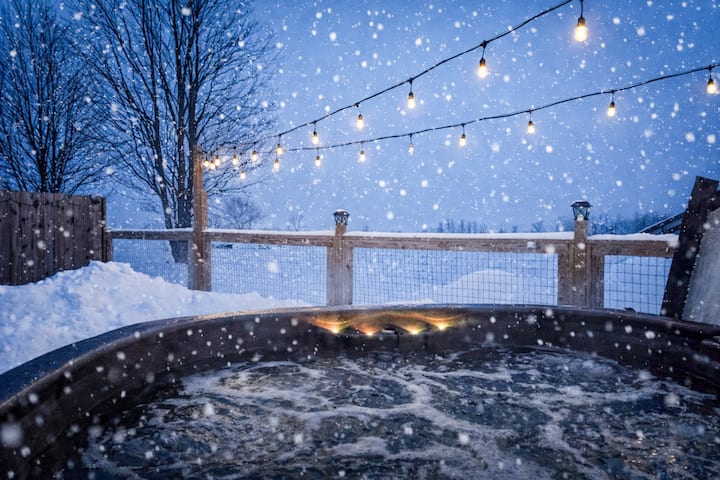 Hot Tub & Firepit | Your Winter Blues Retreat - Ohio
