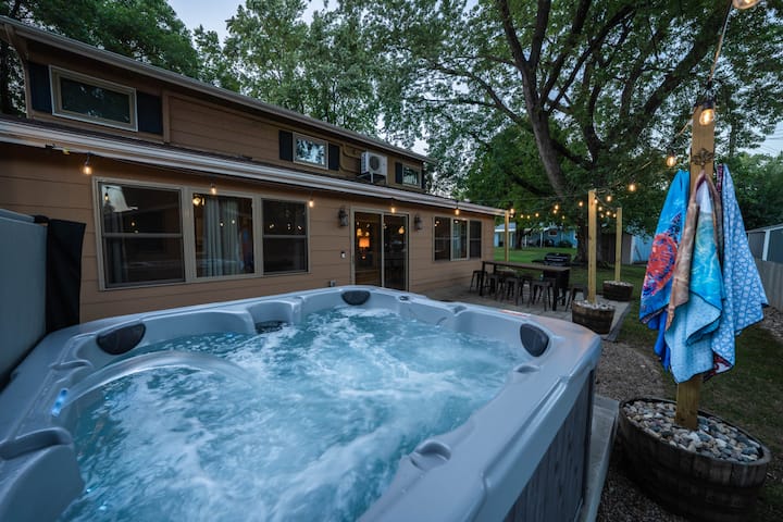 Brady Haus | Hot Tub | Dog-friendly | 2 King Beds - Sioux Falls, SD