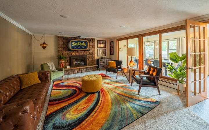 The Brady Haus: Hot Tub, 70s Vibe, By Empire Mall - Sioux Falls, SD