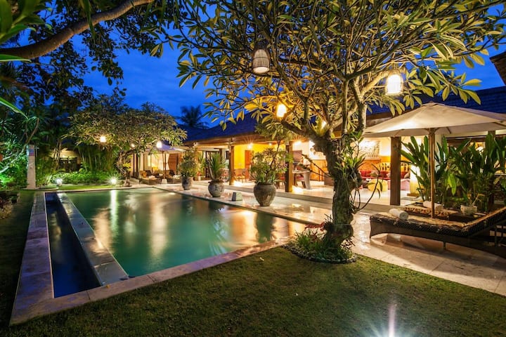Belle Villa 3 Chambres Située Au Coeur De Seminyak - スミニャック