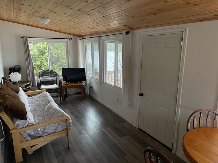 Charming 3 Bedroom Lakefront Cottage - Espanola, Canada
