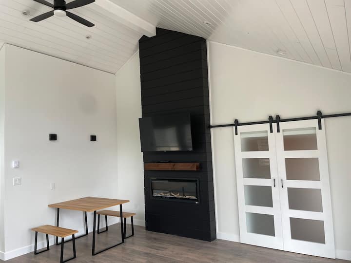 Charming 1 Bedroom Waterfront Suite - Killarney
