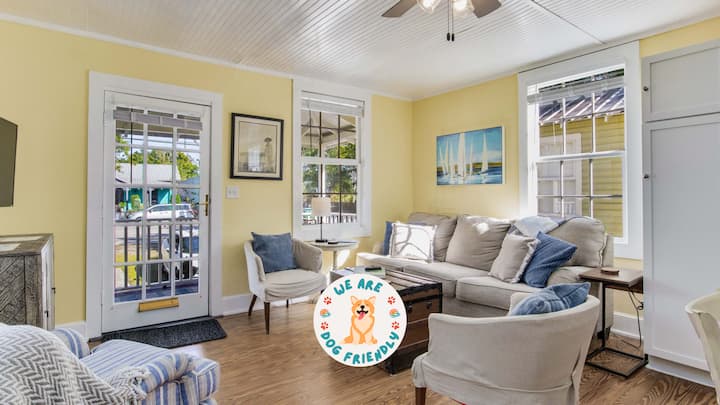 Robin's Nest: Charming Downtown Retreat - 彭薩科拉