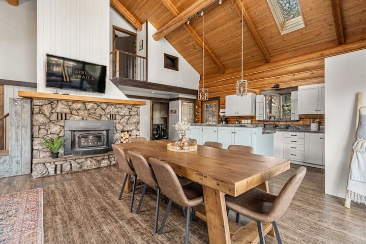 Canterbury Lodge | Private Hot Tub | Arcade Games - Invermere