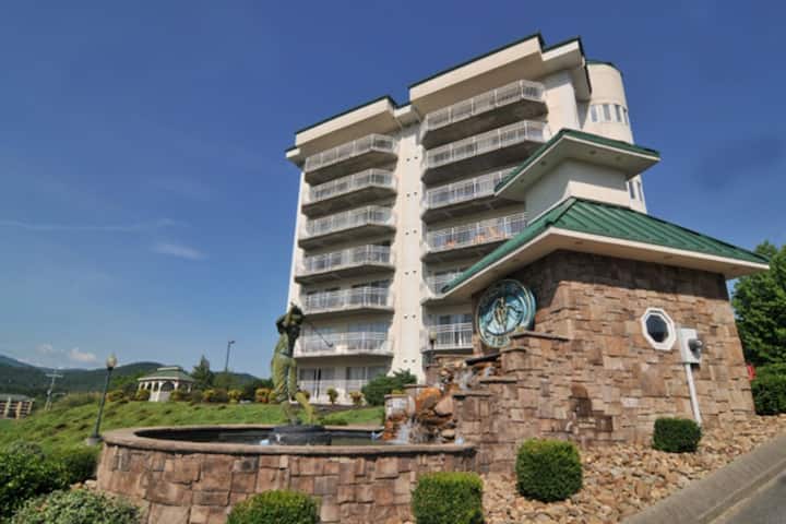 Free Dollywood Ticket • Golf Vista 141 • Spacious - Pigeon Forge, TN