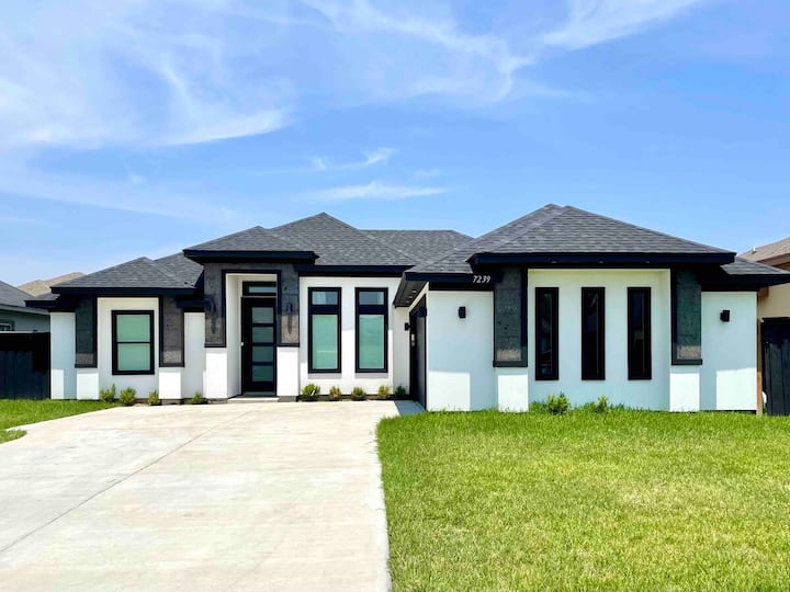 Brand New Home W/ Pool. Only 30 Miles To Spacex! - Brownsville, TX