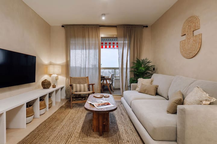 Impressive Beachfront Home! - Calafell