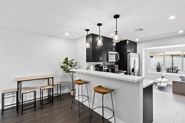 Upscale Bungalow | 2 Miles From The Ocean - Fort Lauderdale, FL