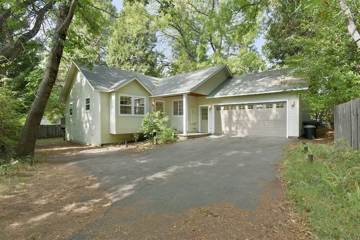 30 Night Minimum, Oak Street Retreat. - Mount Shasta, CA