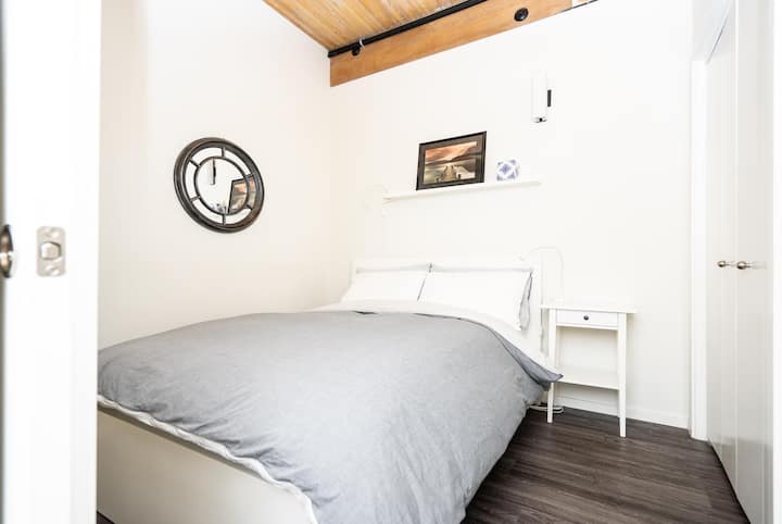 (409) Market Ave+exchange District+2br 1bath +Fast - Winnipeg