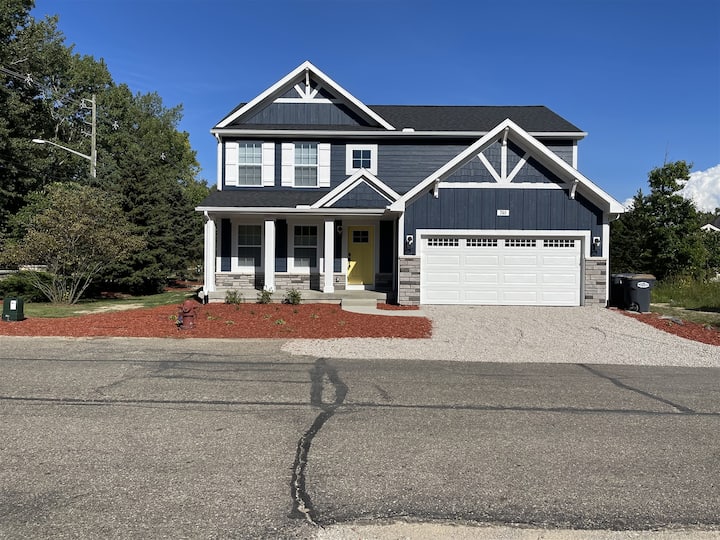 Raffaele`s Retreat - Tri-level, Modern, Near Beach - South Haven, MI