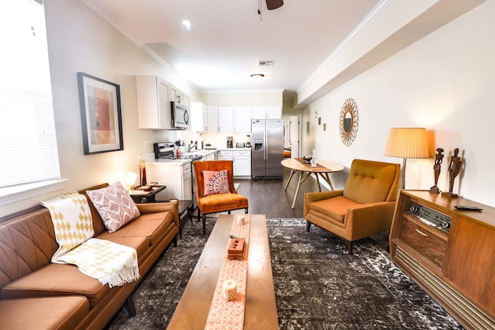 Eclectic Condo W Inviting Backyard Patio 3br|2ba - New Orleans, LA