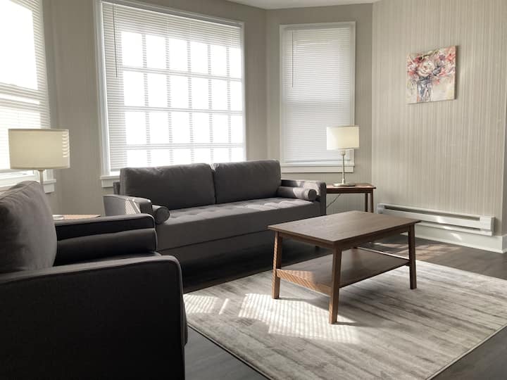 Stylish Updated Downtown Apartment - Bloomington