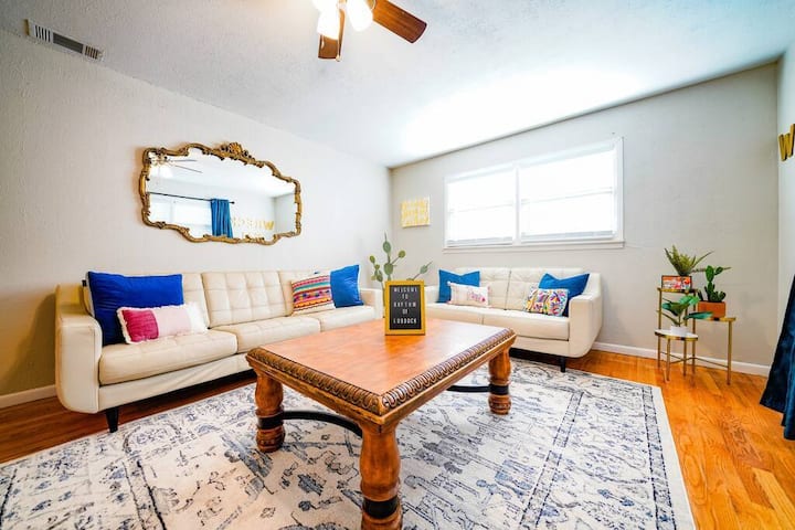 Rhythm Of Lubbock | Jukebox With Private Backyard - Lubbock, TX