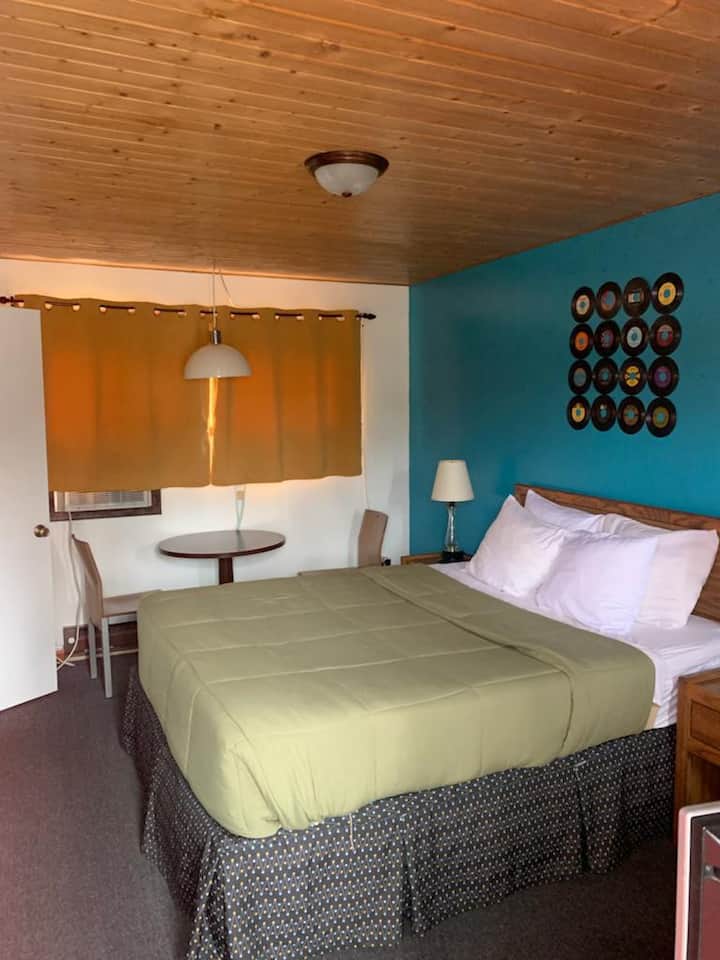 Hilltop Lodge Standard Queen - Room 102 - Fort Frances