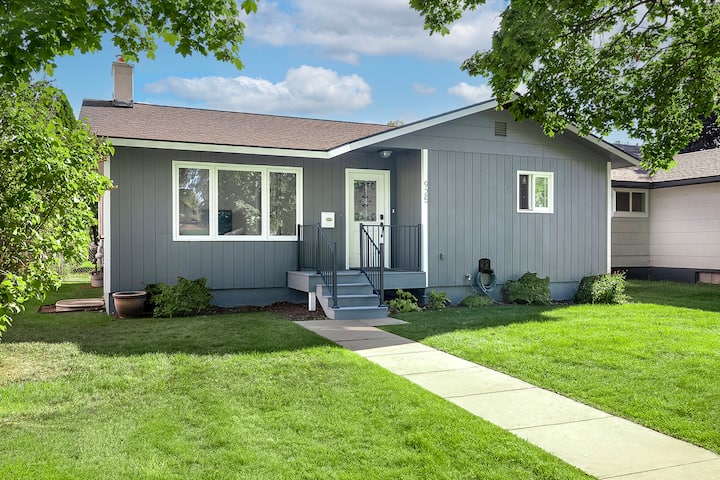 Unwind Dwntwn, Sauna, Back Yard Fire Pit, Slps 10 - Kalispell, MT