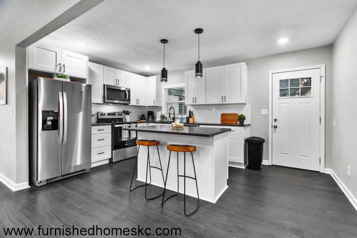 Stunning Home|sunroom+fenced In Yard+garage! - Overland Park, KS