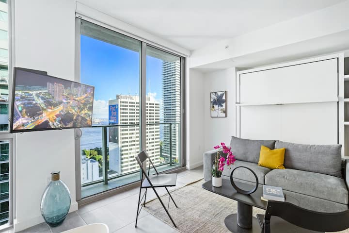 Pool & Gym Access! Modern Miami Studio W Sea Views - Miami