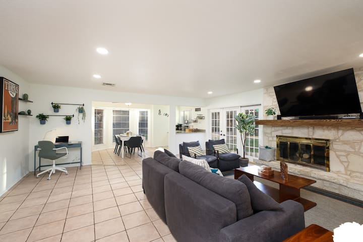 Texas Modern Minutes From Airport - Hill Country Village, TX